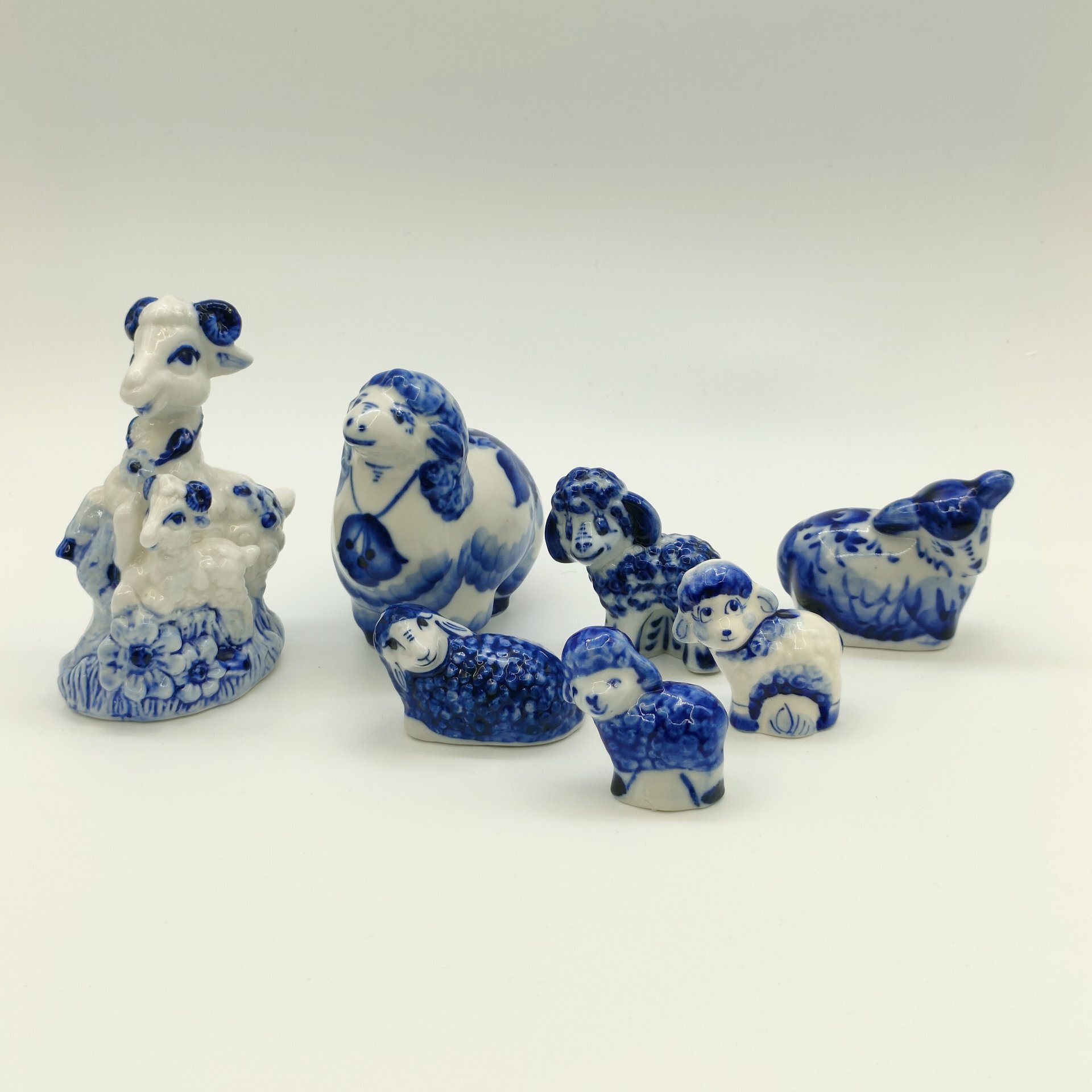 Набор из шести статуэток и копилки "Овечки", Гжель, фарфор, роспись, Россия