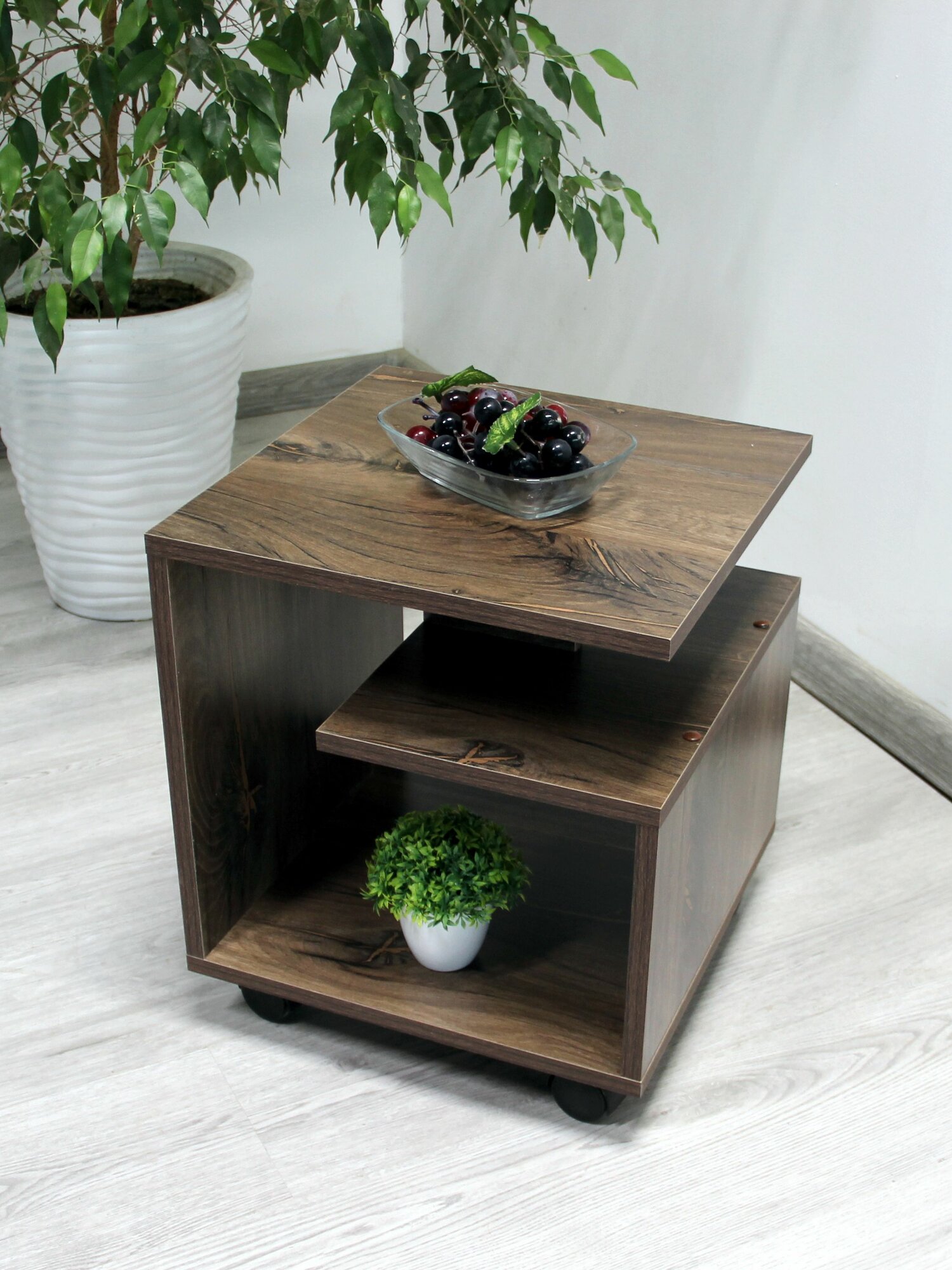 Столик на колесиках