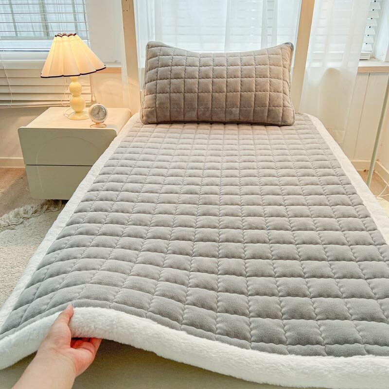 Этот тёплый матрас изготовлен из утолщённого молочного флиса класса А. Это односпальный складной матрас, подходящий для использования в спальне. Размер матраса: 120*200 см, размер наволочки: 48*74 см.