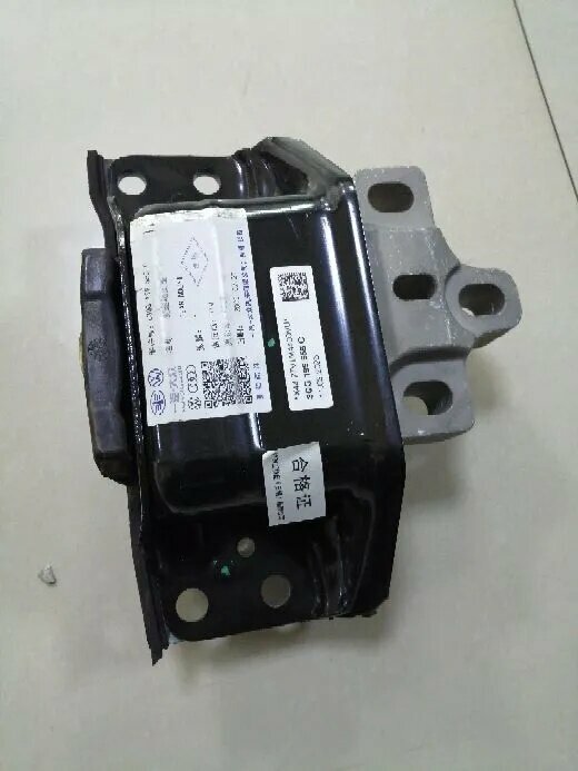 Опора АКПП VW Teramont/Atlas 3QF199555B
