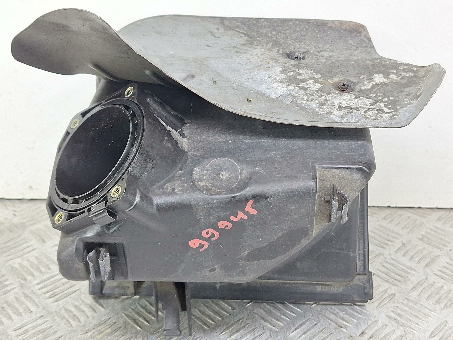 Корпус воздушногo фильтра Audi A6 C5 1999 058133837E