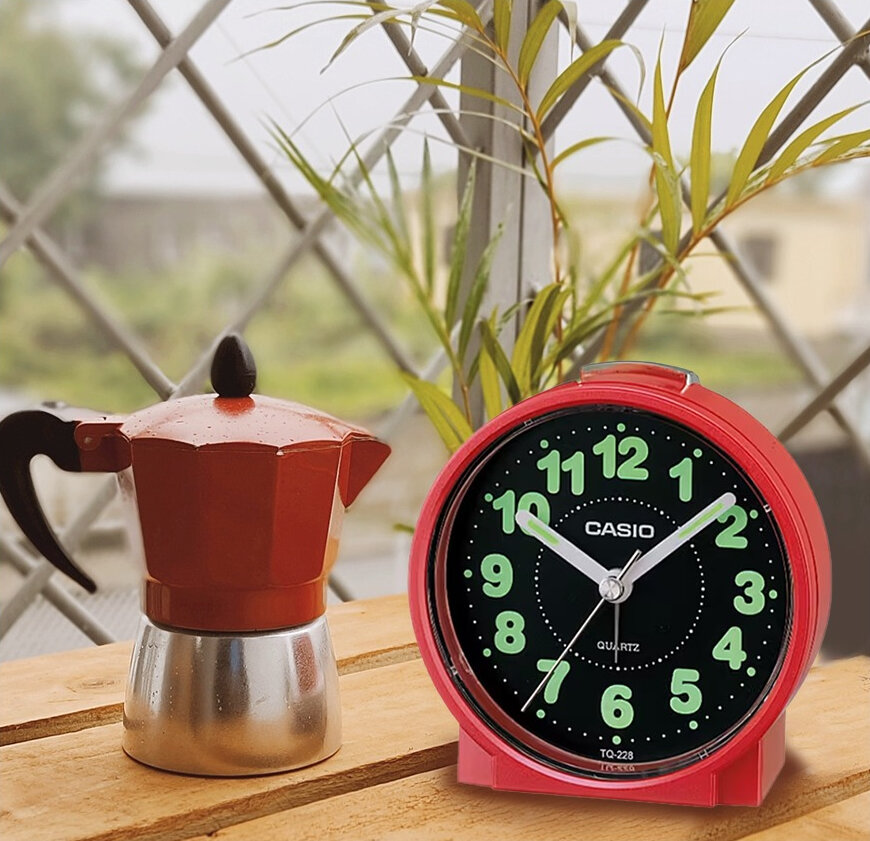 Будильник Casio TQ-228-4D, настольный, кварцевые механизм, пластик, красный, светонакопитель