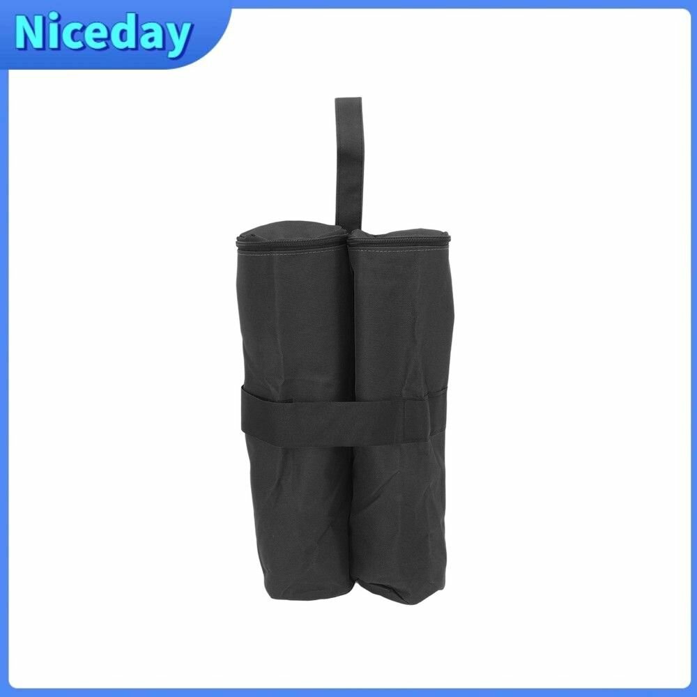 Крупные черные мешки с песком, надежная фиксация зонтов.