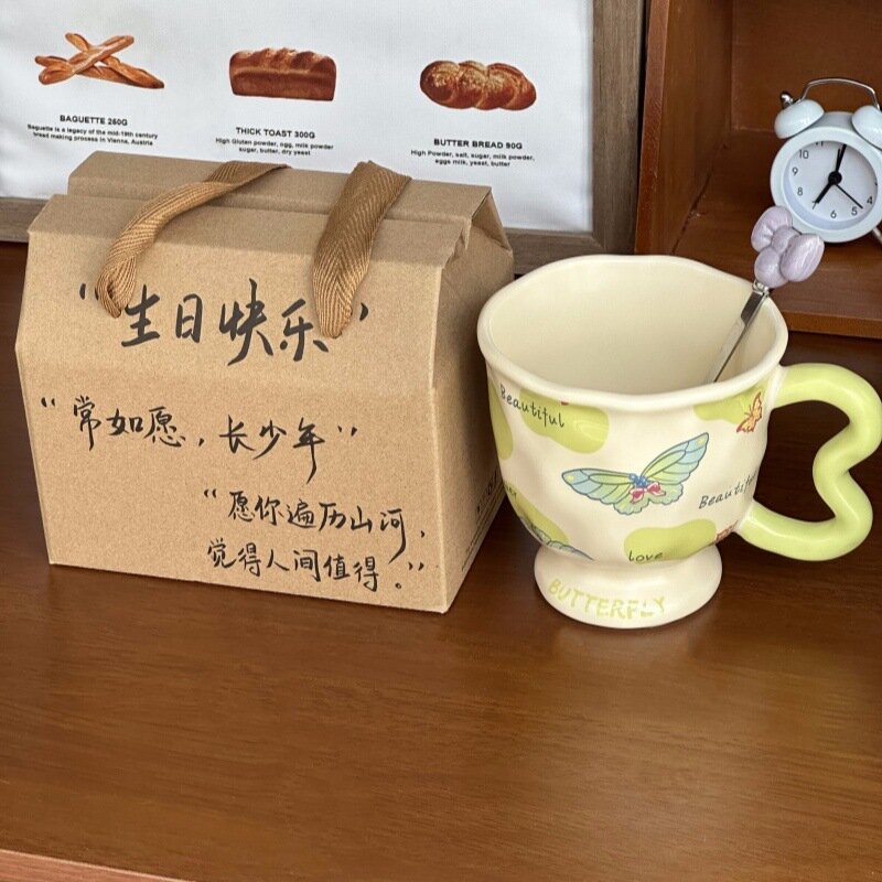 Красивая керамическая кружка с бабочкой — практичный подарок на день рождения для вашей лучшей подруги, упакованная в подарочную коробку.