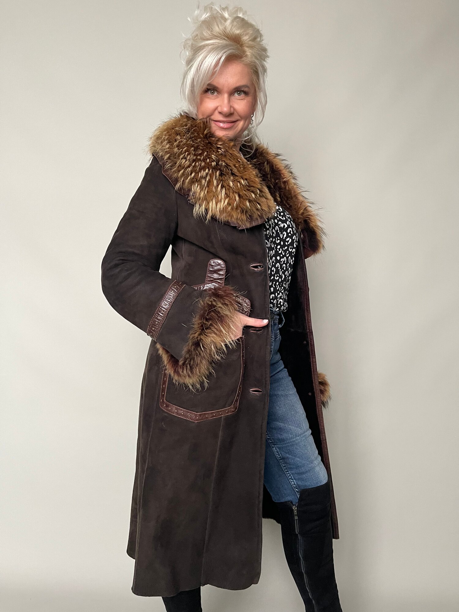 Дубленка женская тм DOLIKUN отд.енот р.38-40 /12631/