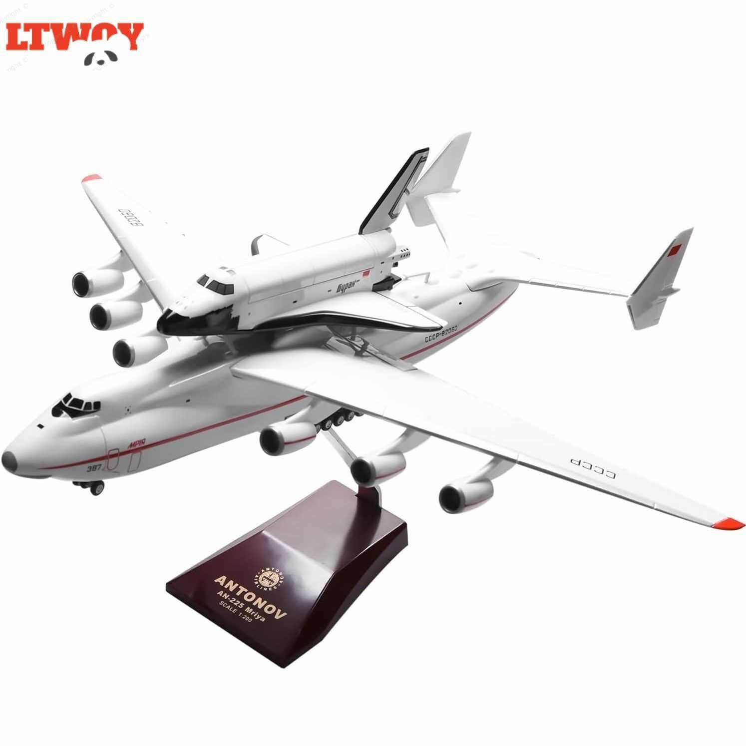 Модель самолёта Мрия с Бураном, СССР. Длина 42 см, масштаб 1:200.