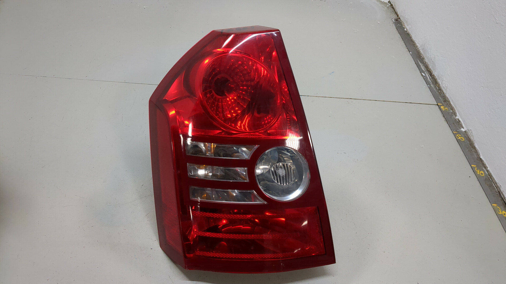 Фонарь (задний) левый Chrysler 300C Б/У