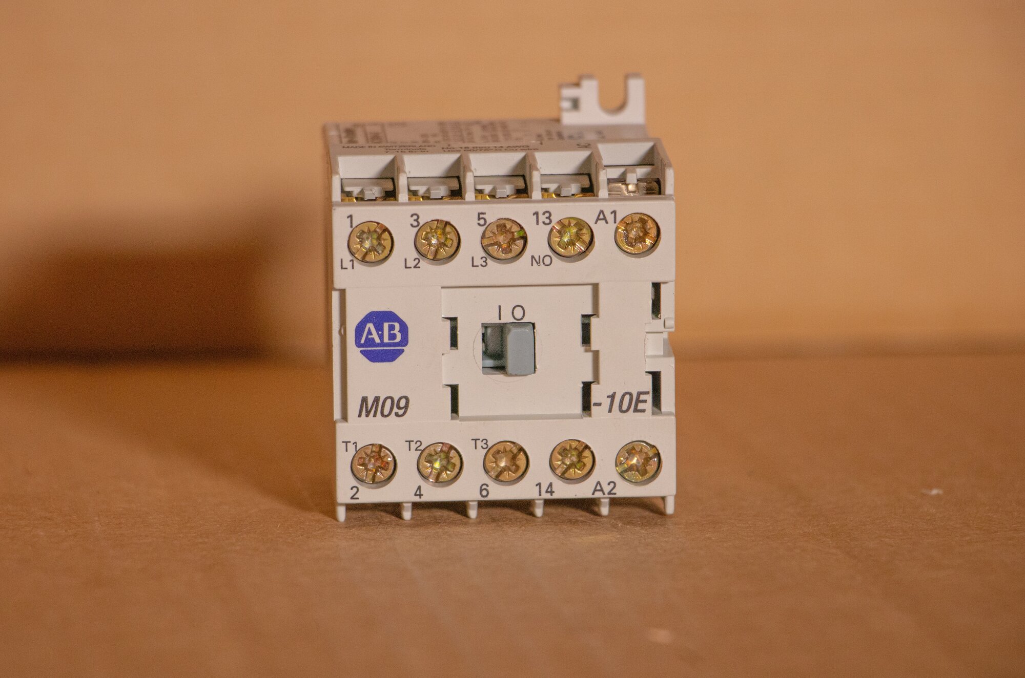 Контактор Allen Bradley 100-M09N, 3-полюсный, модульный, 20A