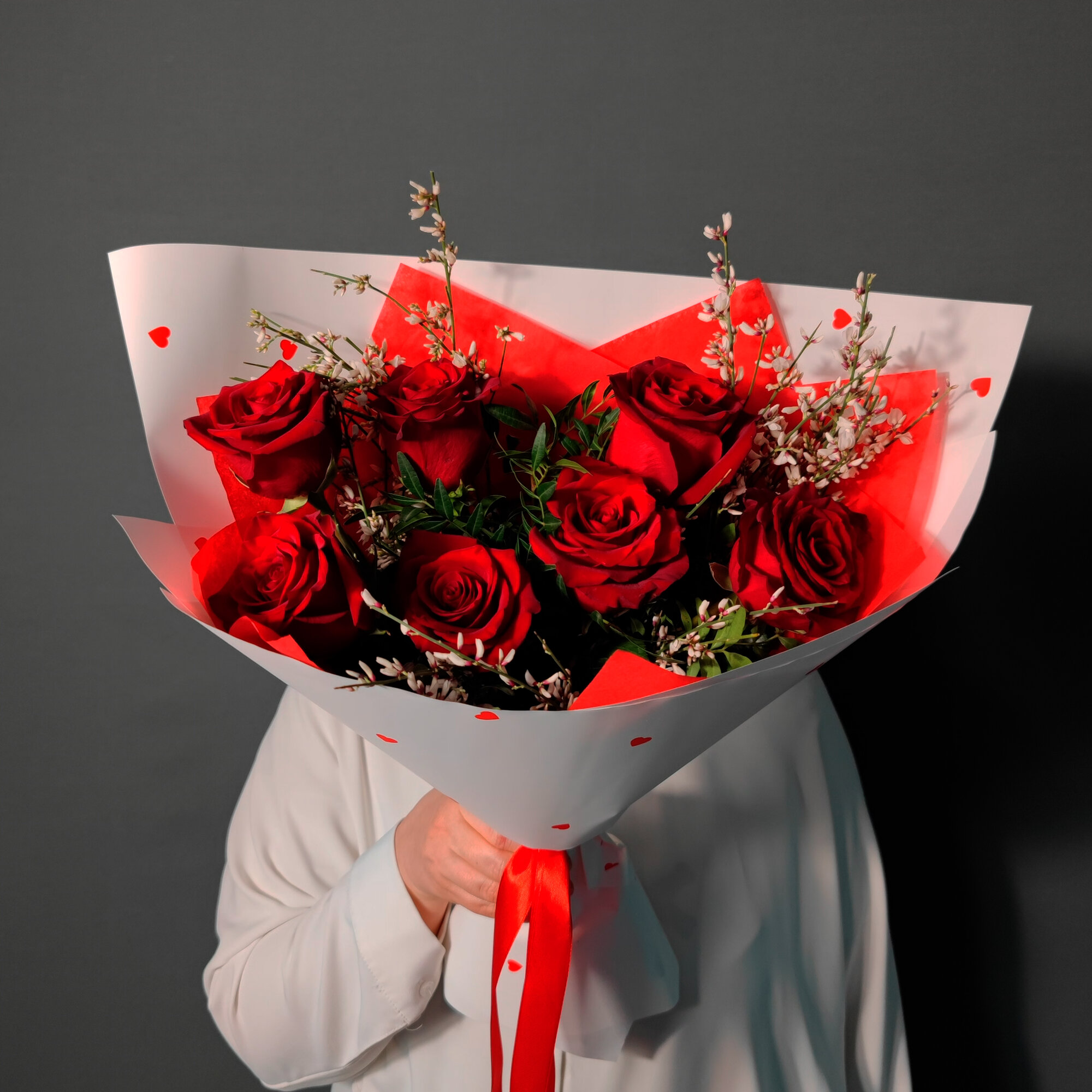 Цветы / Букет из 7 красных роз Эквадор с генистой к 14 февраля в дизайнерской упаковке