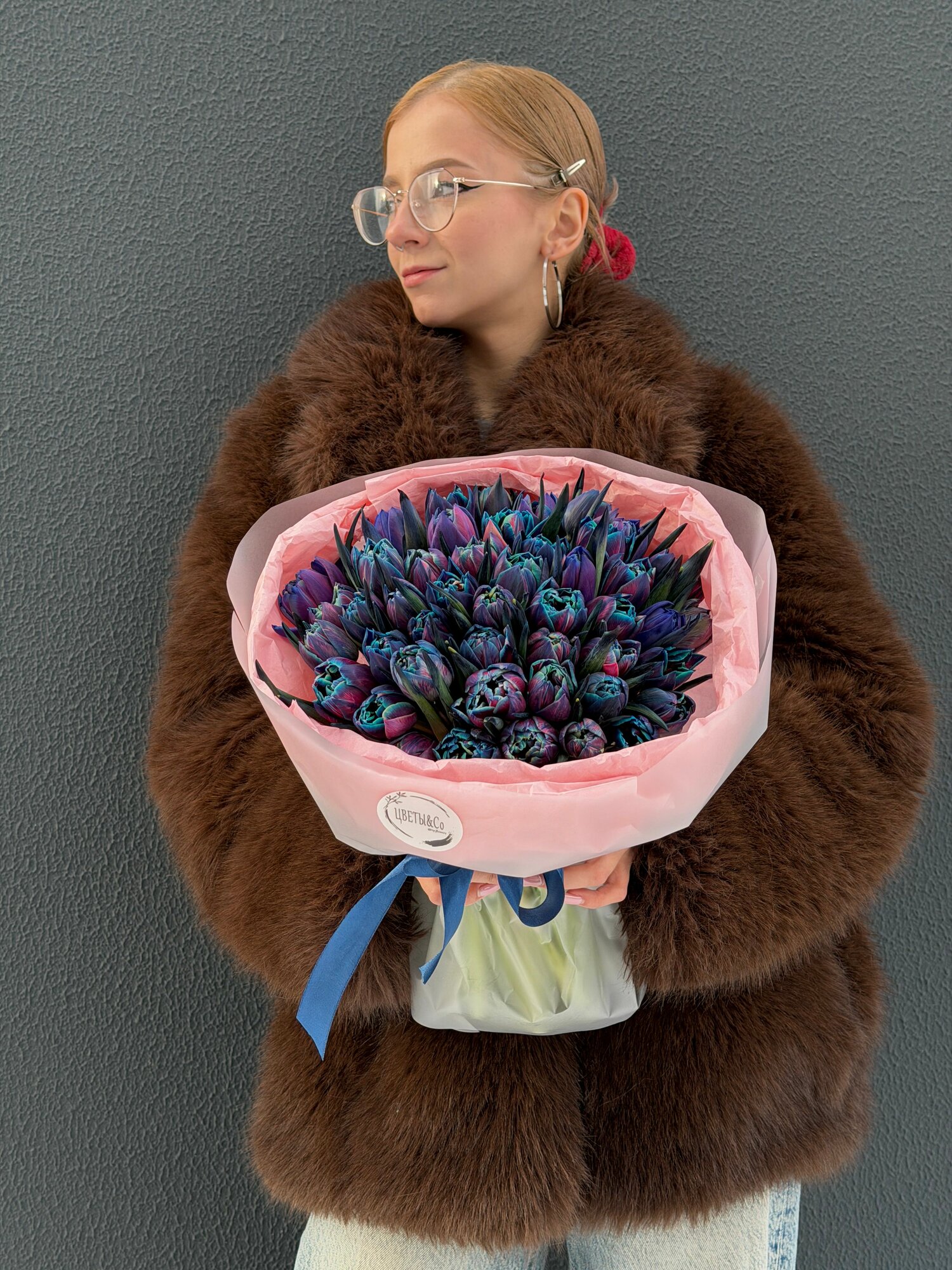 Эксклюзивный букет из 51 синих пионовидных тюльпанов "Космос"