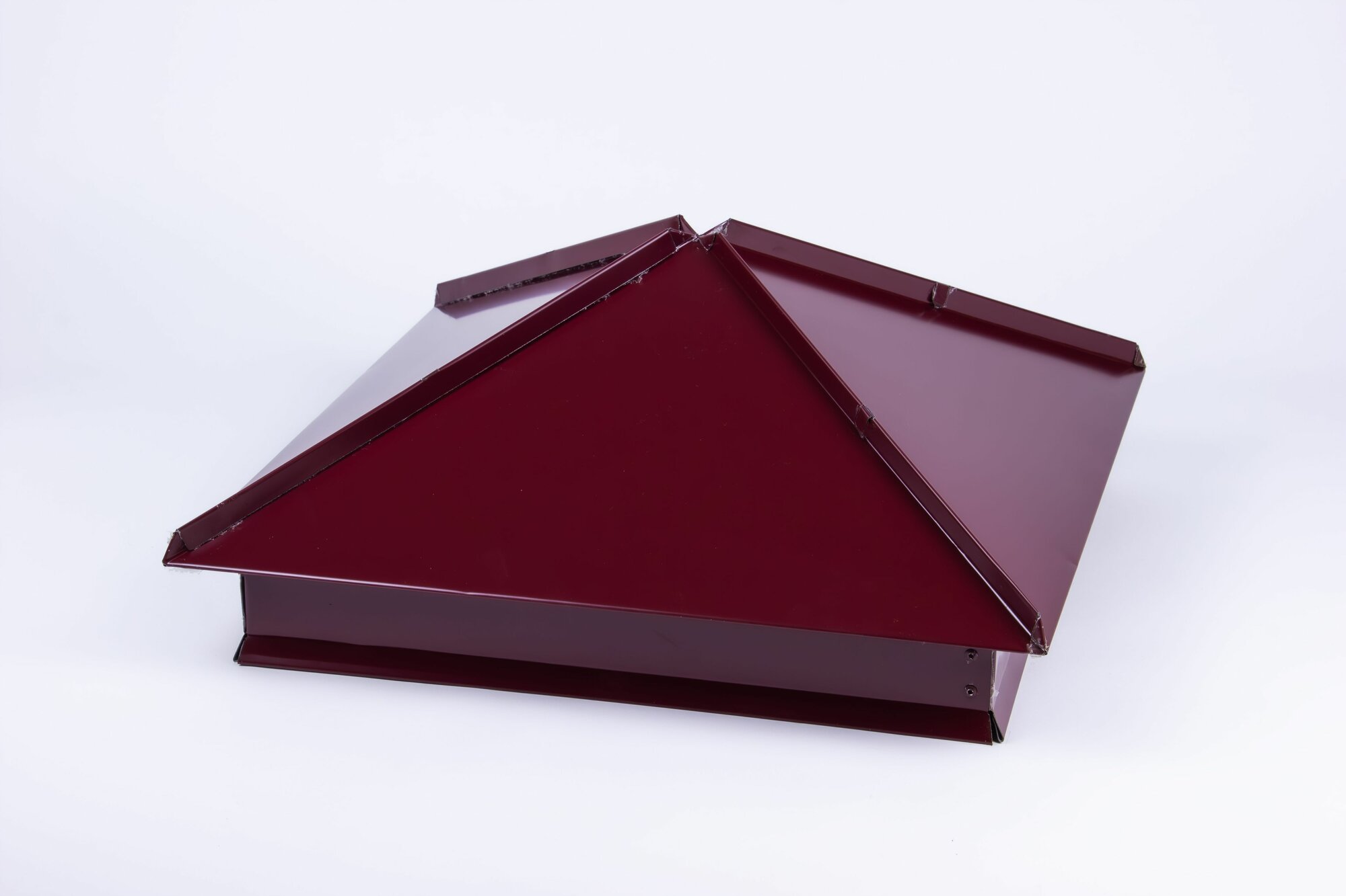 Металлический колпак на столб вишнёвый с ребром