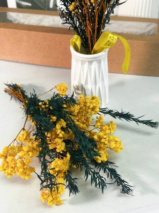 Букет StabFlora "Мимоза", жёлтые соцветия, упаковка с лентой и в подарочной коробке — фото 1