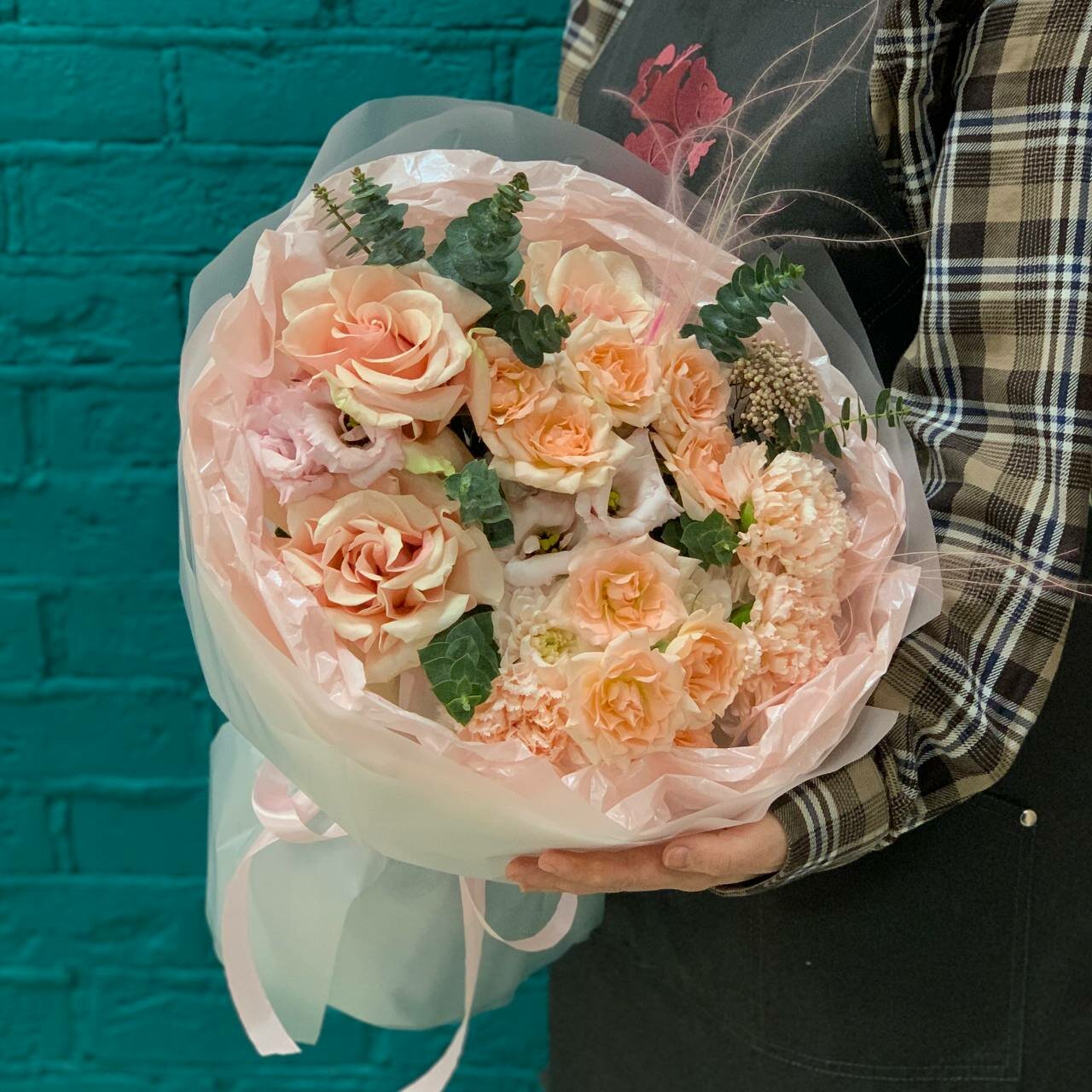 Букет из кустовой розы и эустомы