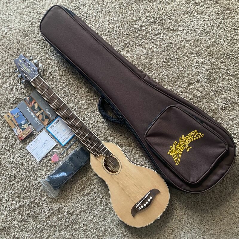 34-дюймовая электроакустическая гитара натурального цвета с верхней декой из цельной ели от американского бренда Warrior, компактная туристическая версия в комплекте с усиленным чехлом-рюкзаком