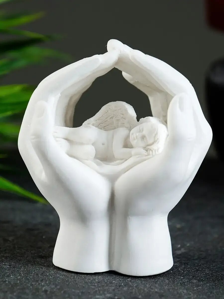 Статуэтка "Ангелочек спящий в руках"