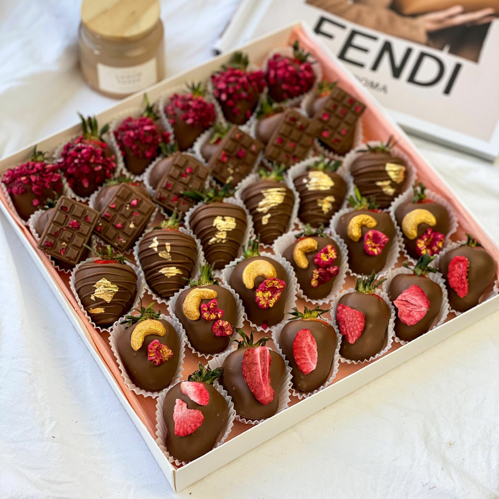 Клубника в шоколаде набор в коробке "Red Charm" 25-30 шт Конфеты натуральные шоколадные