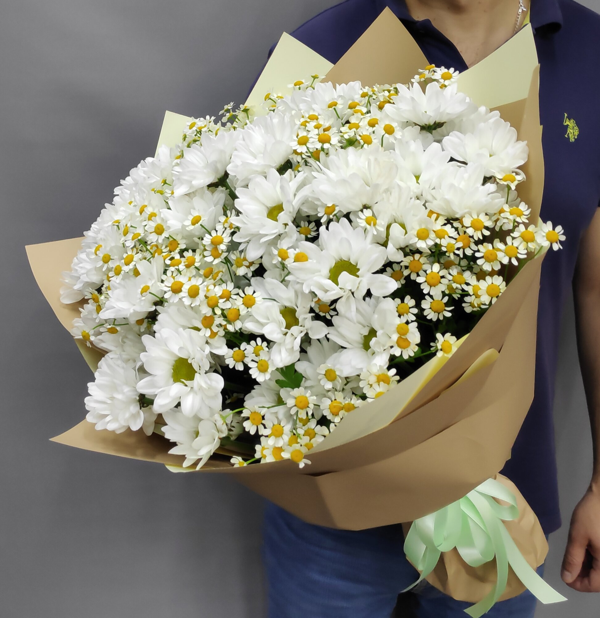 Авторский букет из белой кустовой хризантемы и ромашки (танацетум)