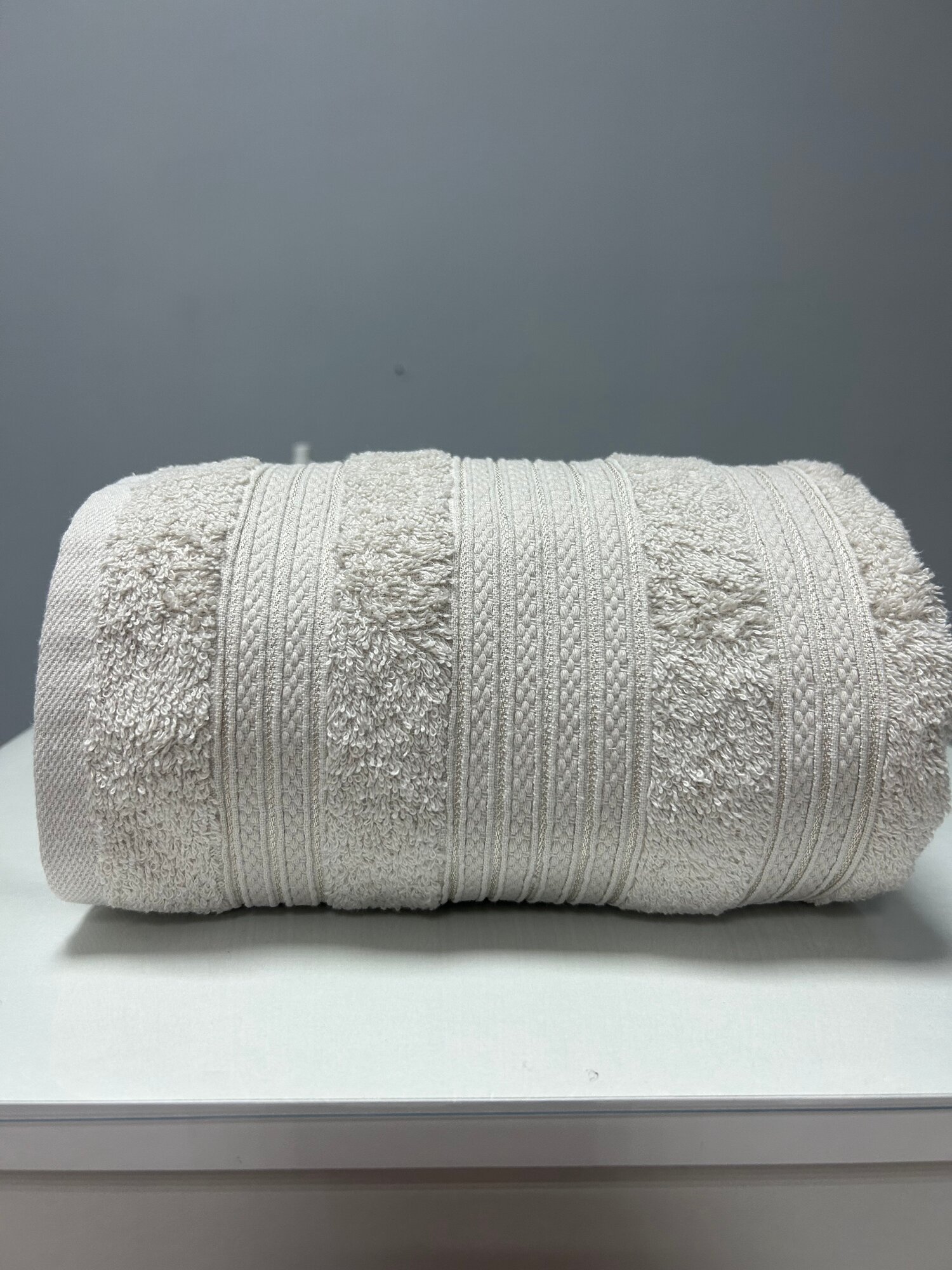 Полотенце махровое Банное от Турецкого бренда VOLENKA. Состав - хлопок 100 %. Размер 70 х 140 см. Количество 1 шт. Высокая плотность 500 г/м. Цвет - светло бежевый. Незаменимый аксессуар для бани, душа, а также бассейна.