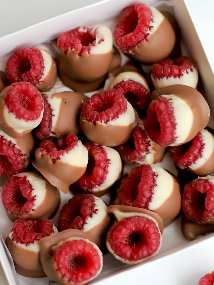 Подарочный набор свежая малина в двойном шоколаде PREMIUM RASPBERRY (белый и молочный шоколад)