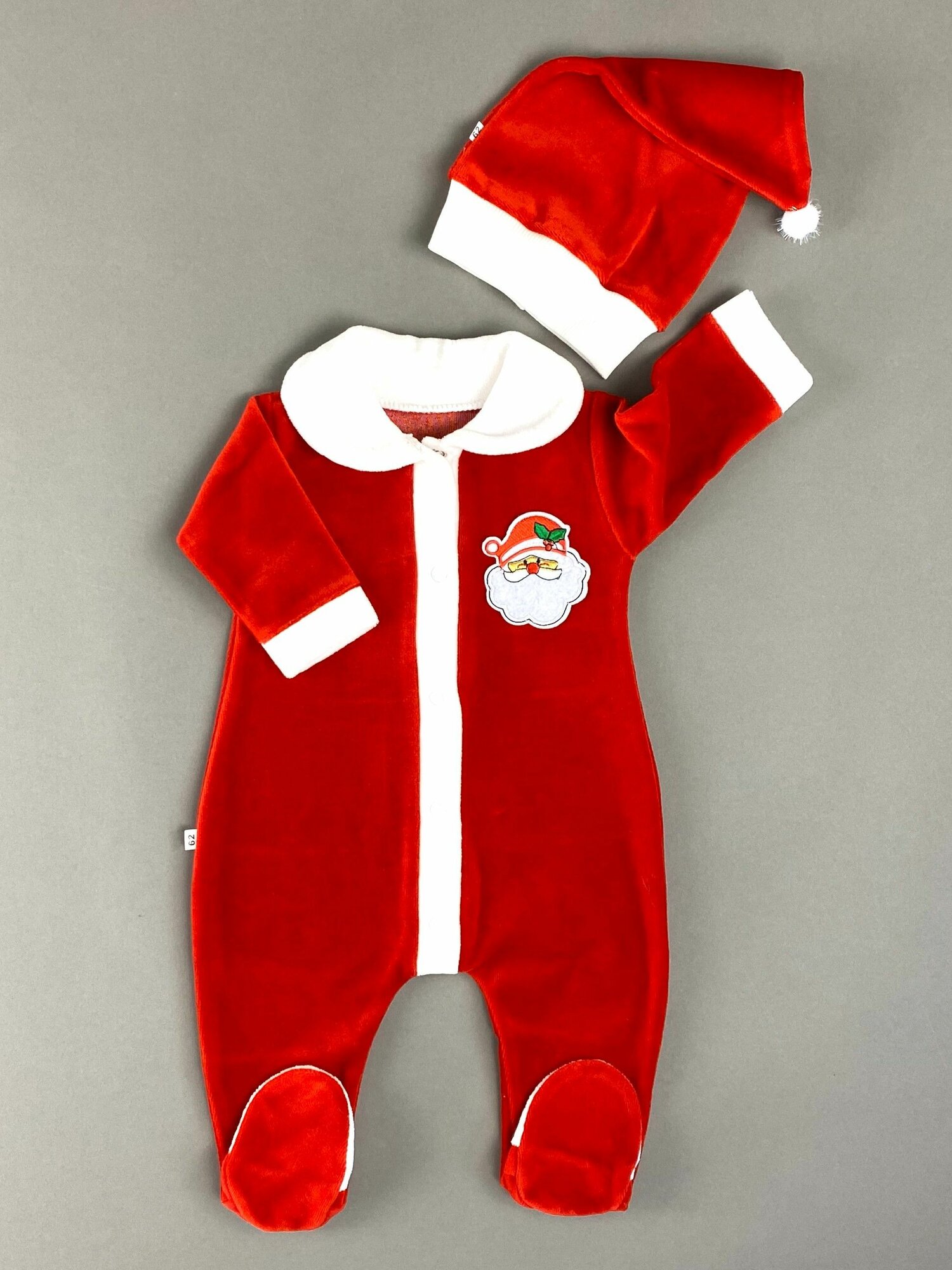 Нарядный новогодний комбинезон слип для малышей, Санта, красный, с шапочкой колпачком