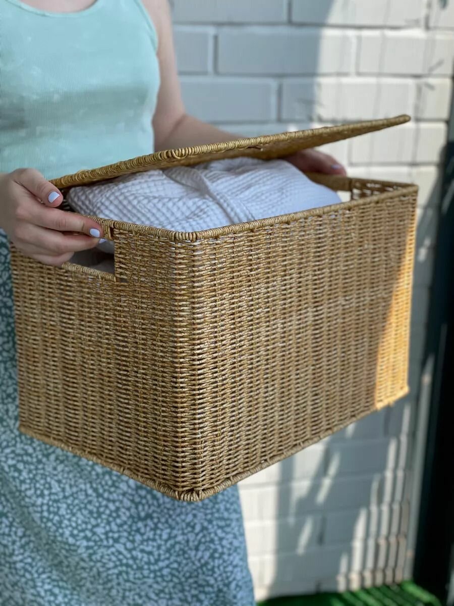 Плетеная корзина с крышкой и ручками из ротанга