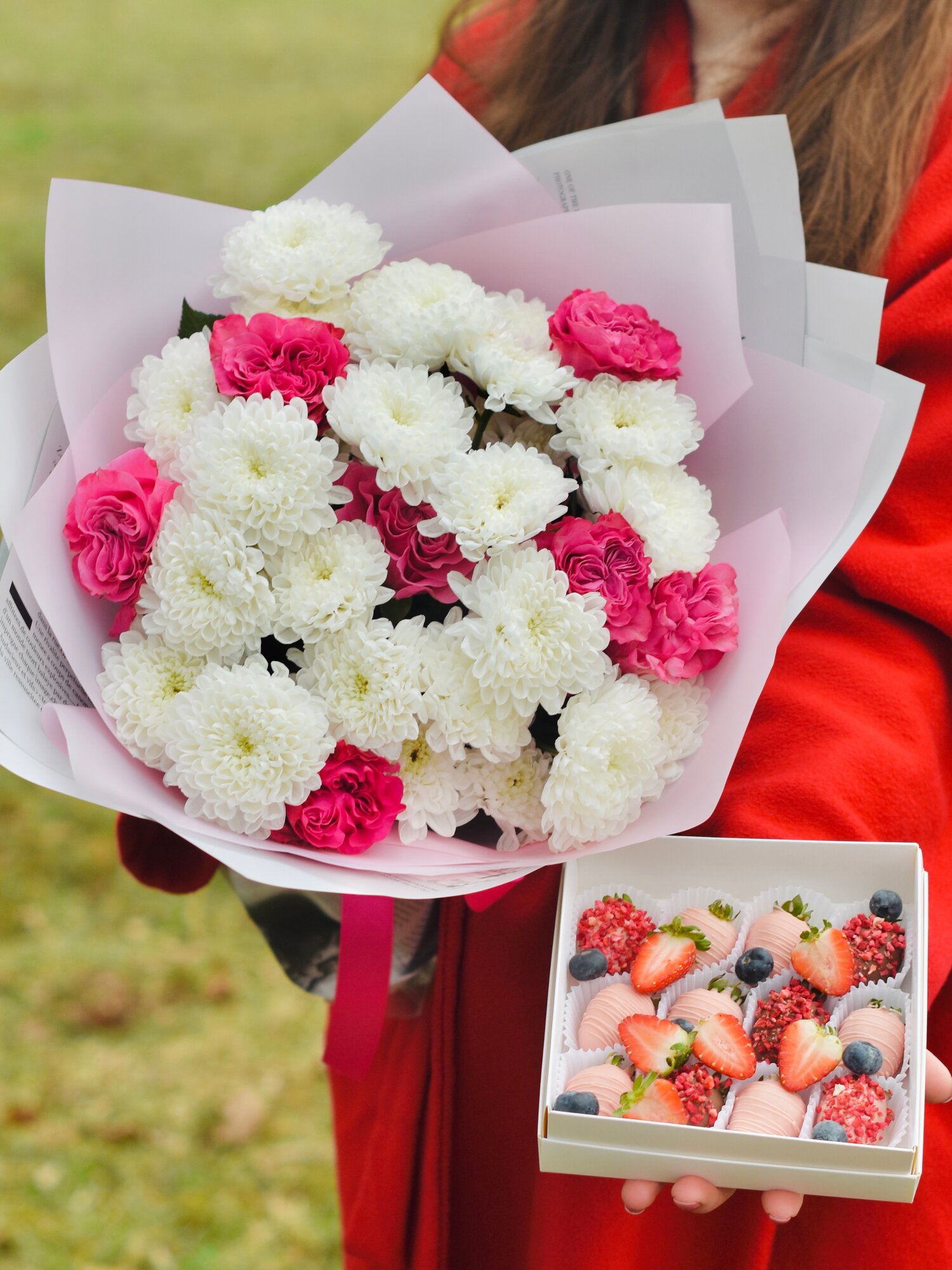 Букет из кустовых хризантем и пионовидных роз и клубника в шоколаде, подарок для мамы и любимых девушек