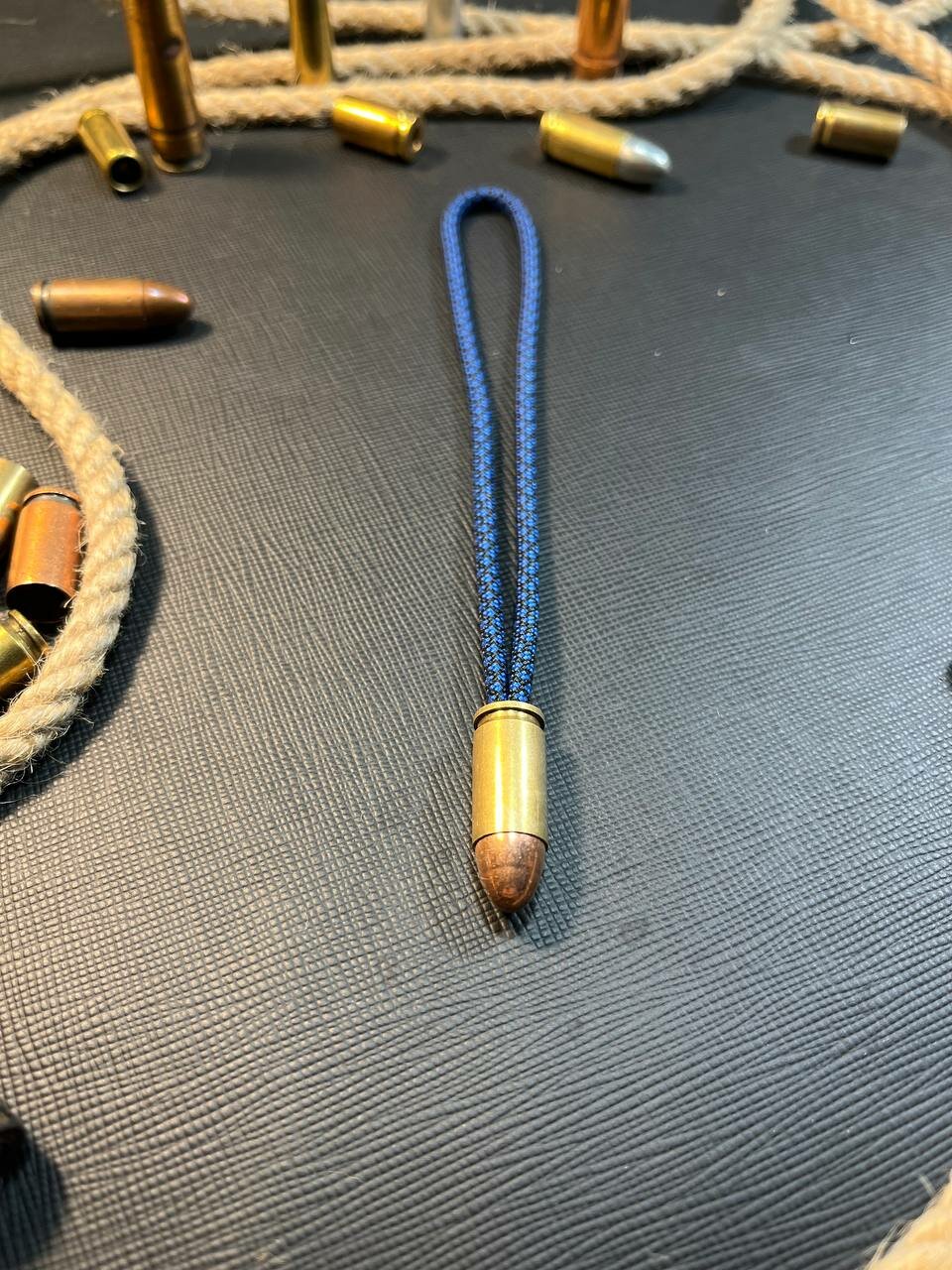 Темляк из гильзы 9 мм Luger с длинной петлёй из паракорда 550 милитари, ручная работа