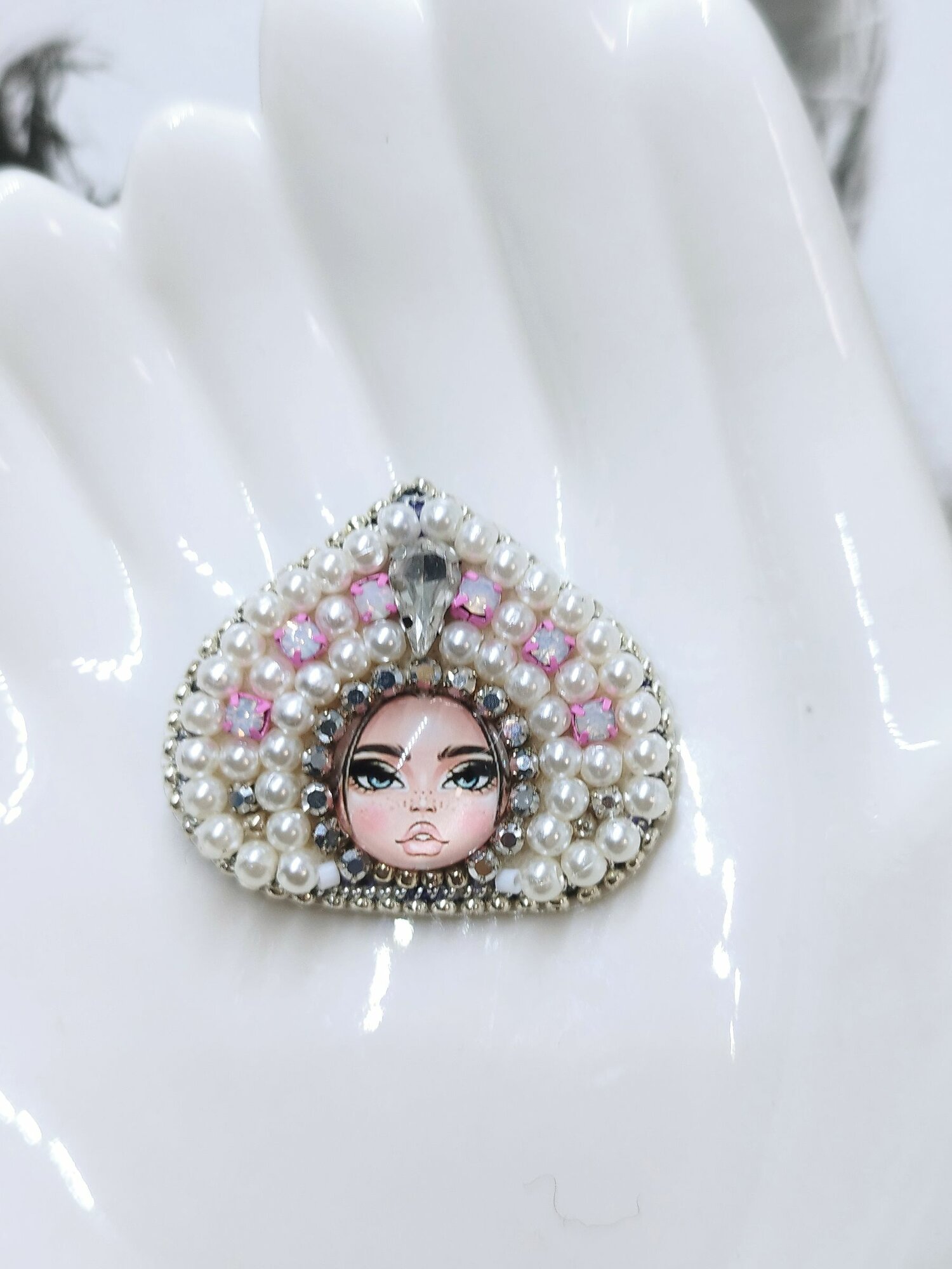 Брошь, стразы