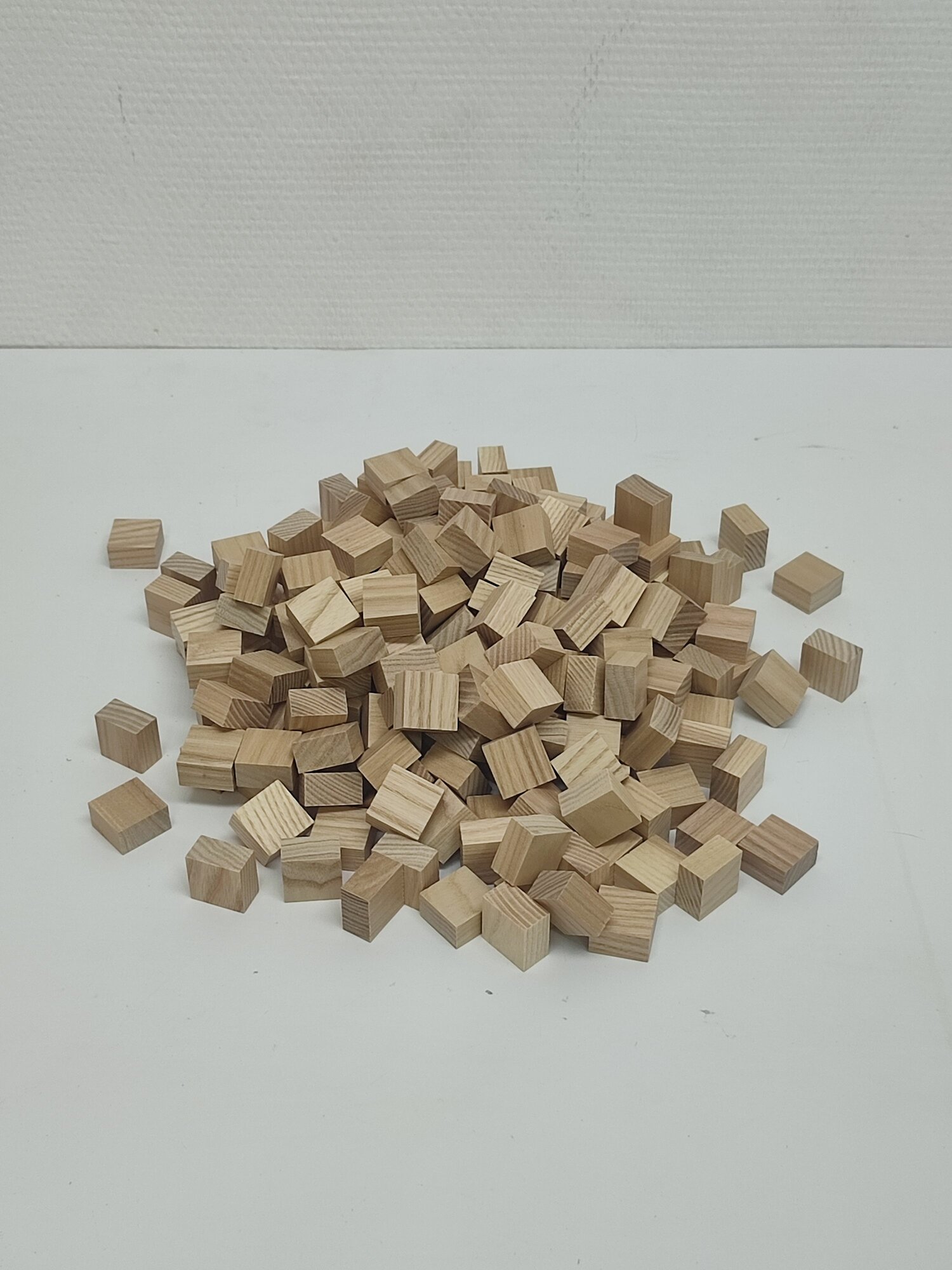 Квадратики для творчества из массива ясеня, размер 25х25х14 мм, 200 шт