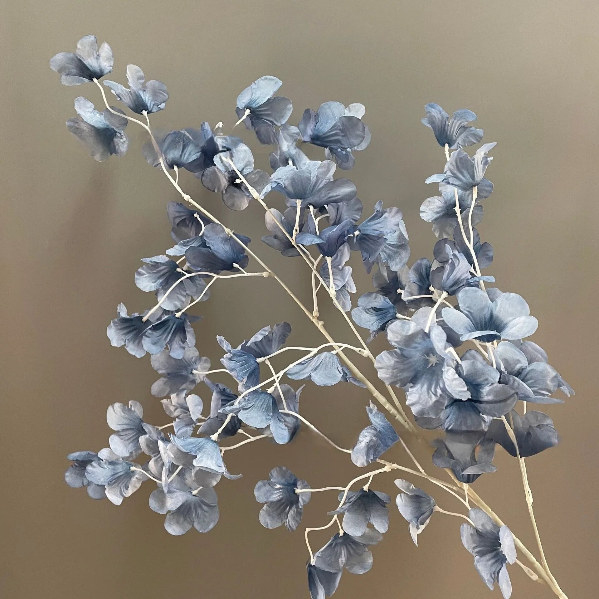 Белые искусственные цветы, бессмертные цветы, направляющие для прохода, цветочная композиция, материалы из листьев, искусственный цветочный материал.