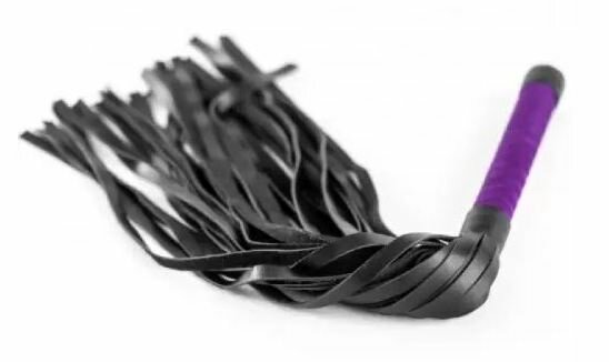 Плеть Romantic Arsenal из натуральной кожи с атласной фиолетовой ручкой длина 5 см