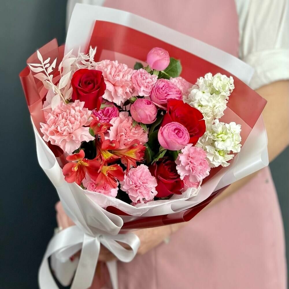 Букет живых цветов. Кустовые розы Сильва Пинк, красные розы, розовые Диантусы и Маттиола