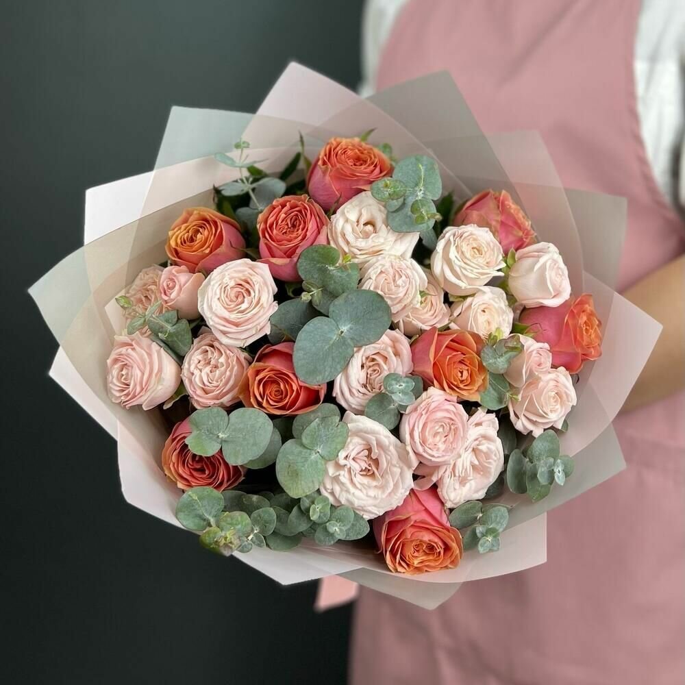 Букет живых цветов. Кустовые розы Бомбастик и коралловые пионовидные Розы