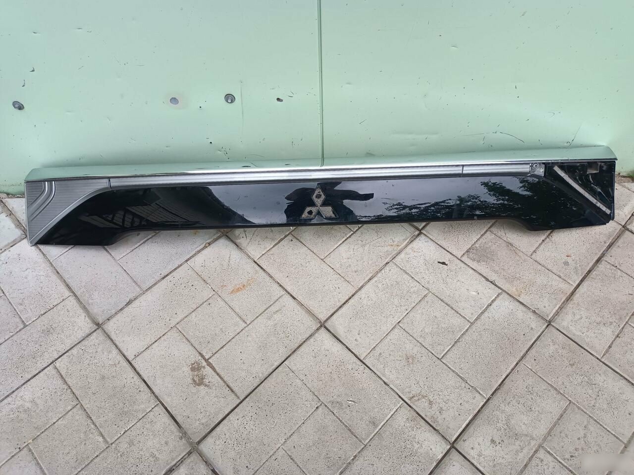 Накладка двери багажника Митцубиси Аутлендер 5817A196ZZ 5817A255XA