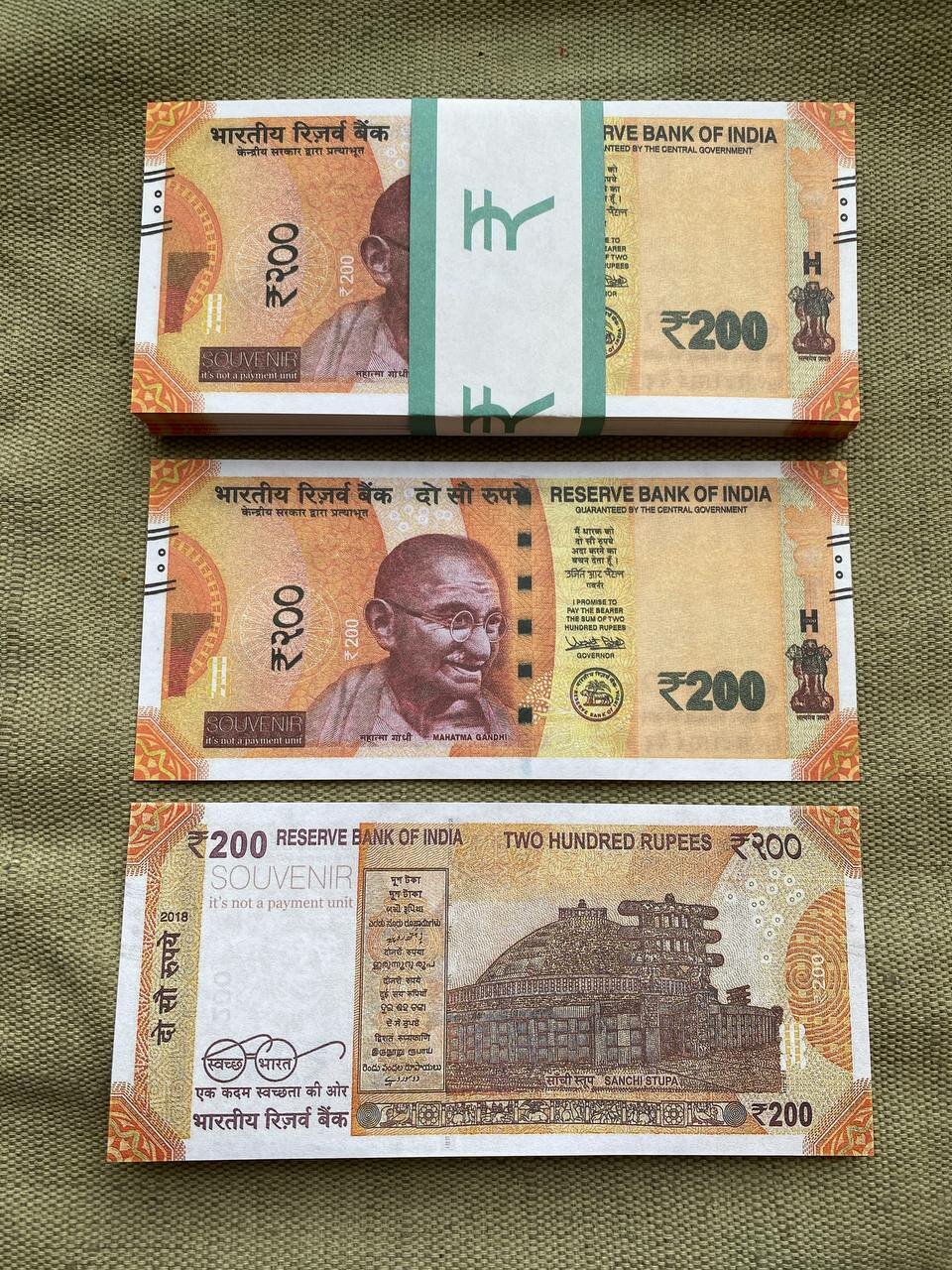 Пачка сувенирных денег 200 рупий (Индия), 90 купюр (билеты банка приколов, бутафорские пачки)