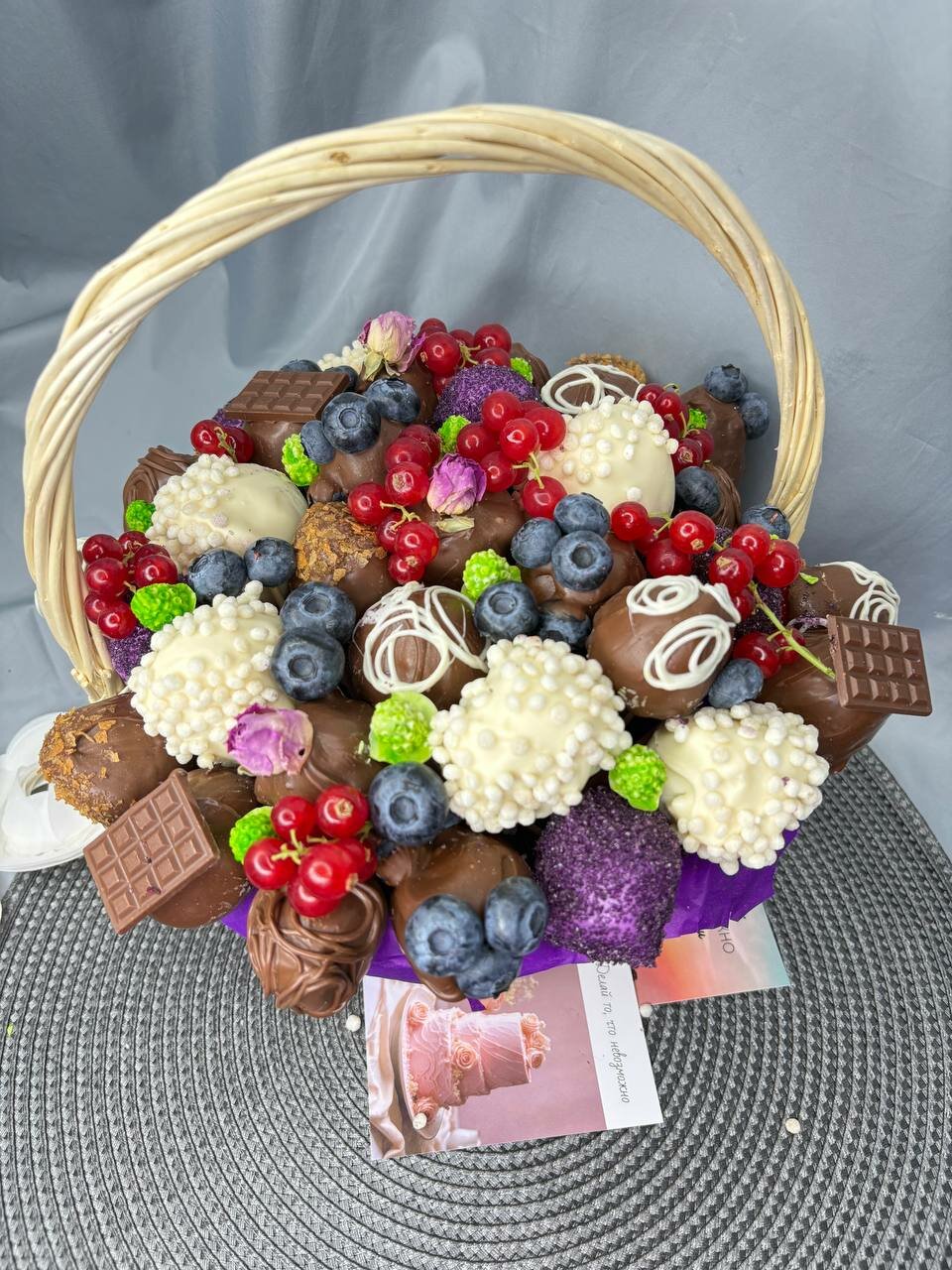 Огромная корзина с клубникой в шоколаде, красной смородины, голубики и розами