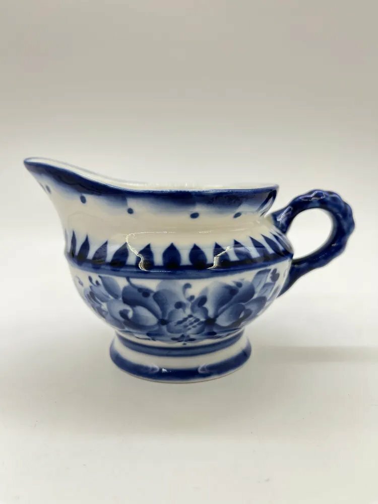 Молочник (сливочник) с цветочным декором, Гжель, фарфор, роспись, Россия, 2000-2015 гг.