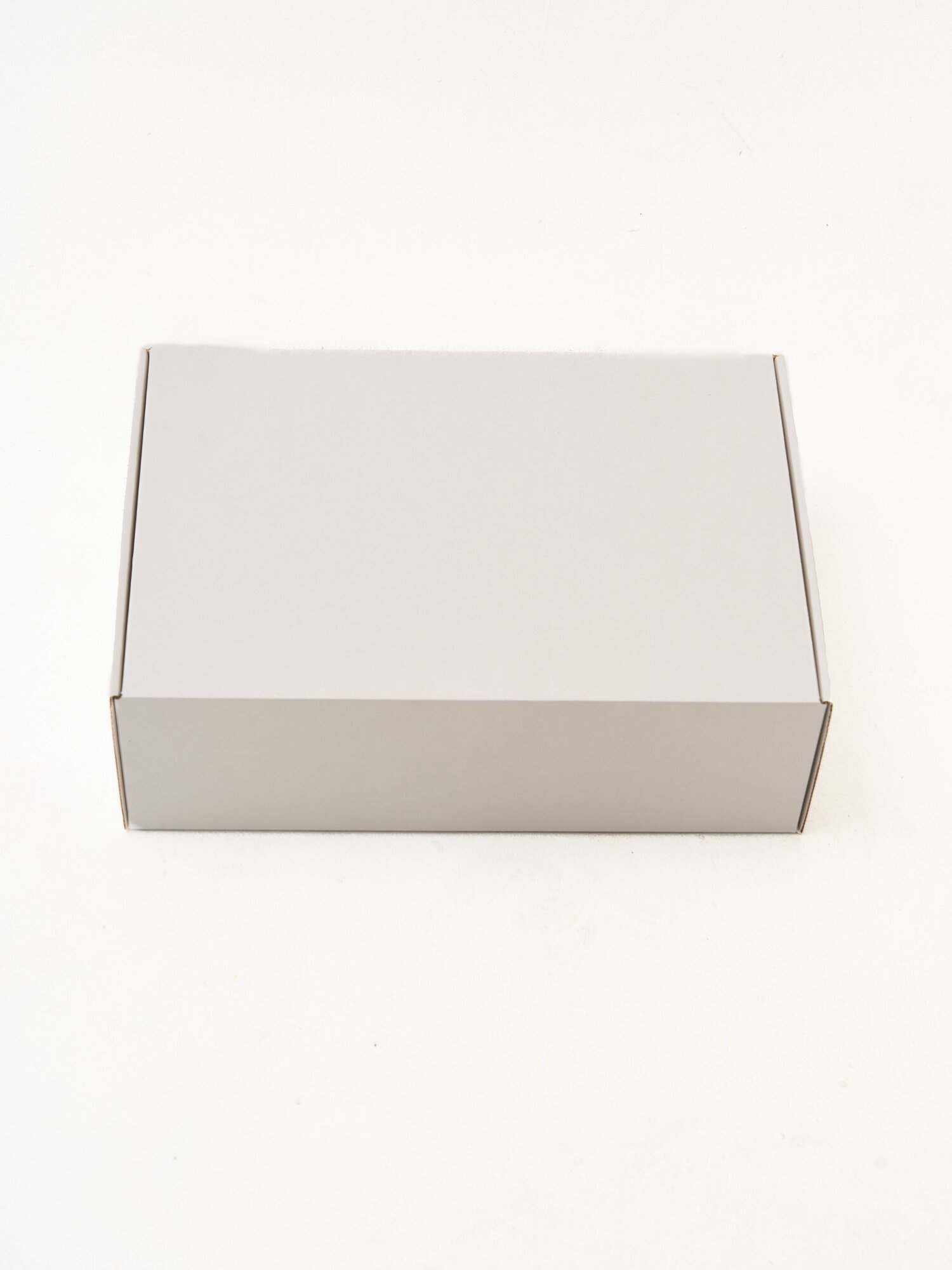 Белая подарочная коробка GILEV 37х26х12см