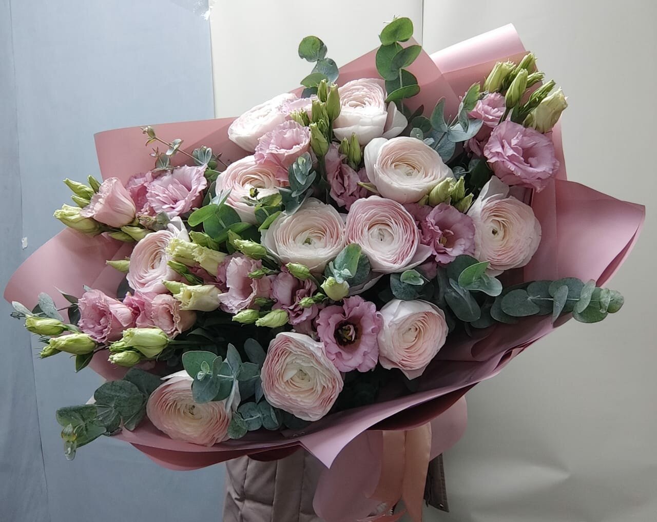 Букет "Эустома", эвкалипт, ранункулюсы, круглый, 17 цветов, высота 47 см