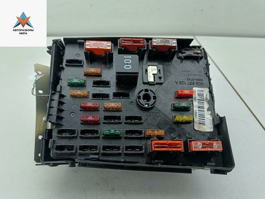 Блок предохранителей Volkswagen Passat B7 2013 3C0937125A