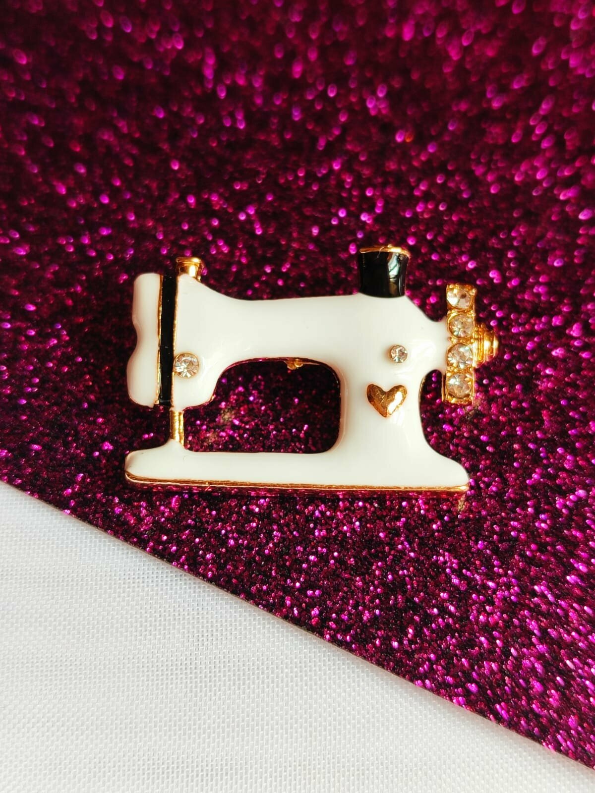 Брошь, эмаль, стразы