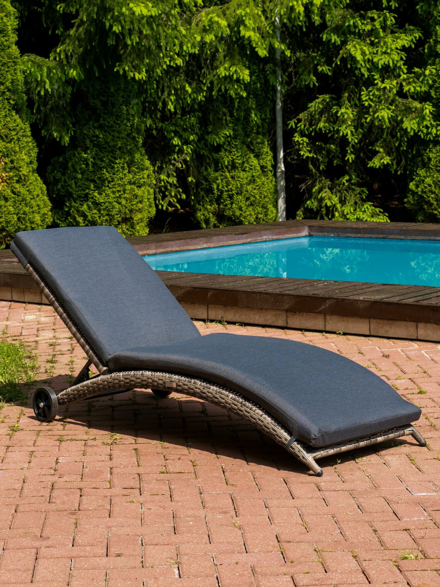 Садовый шезлонг из ротанга Royal Family AGATA с матрасом, серый