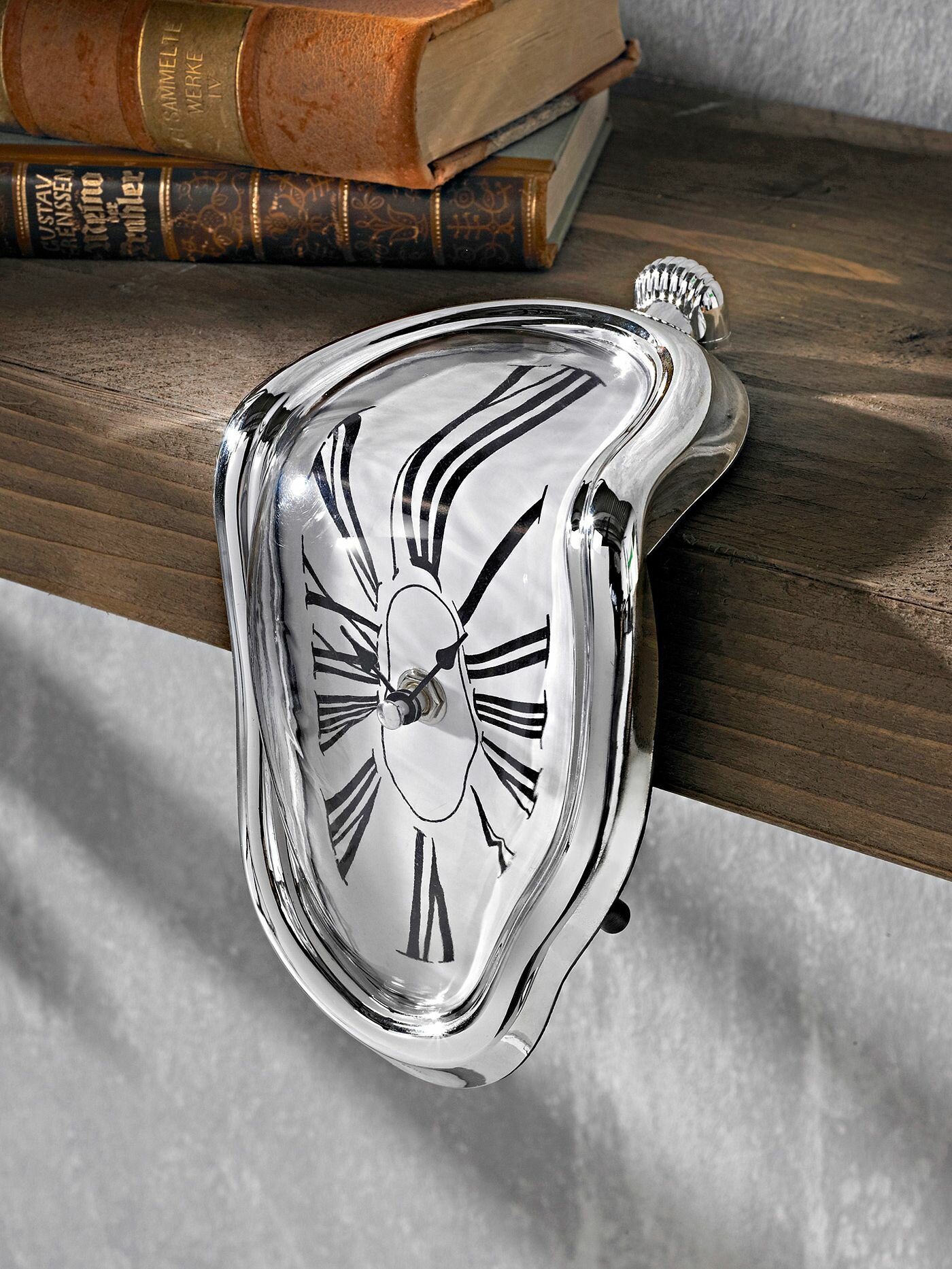 Оригинальные настольные часы в стиле Дали — расплавленные и стекающие, как на картине