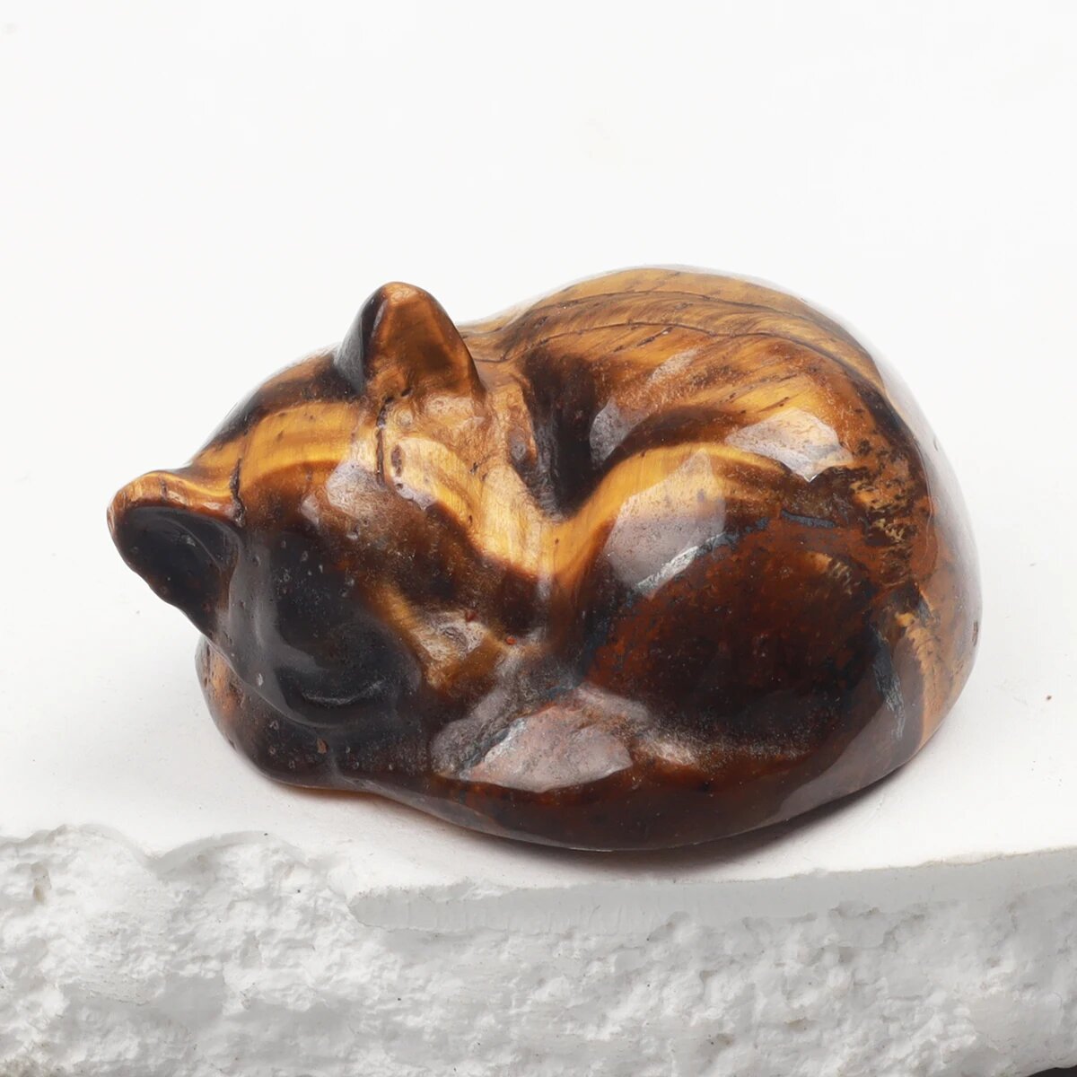 Фигурки спящих кошек из камня tiger eye