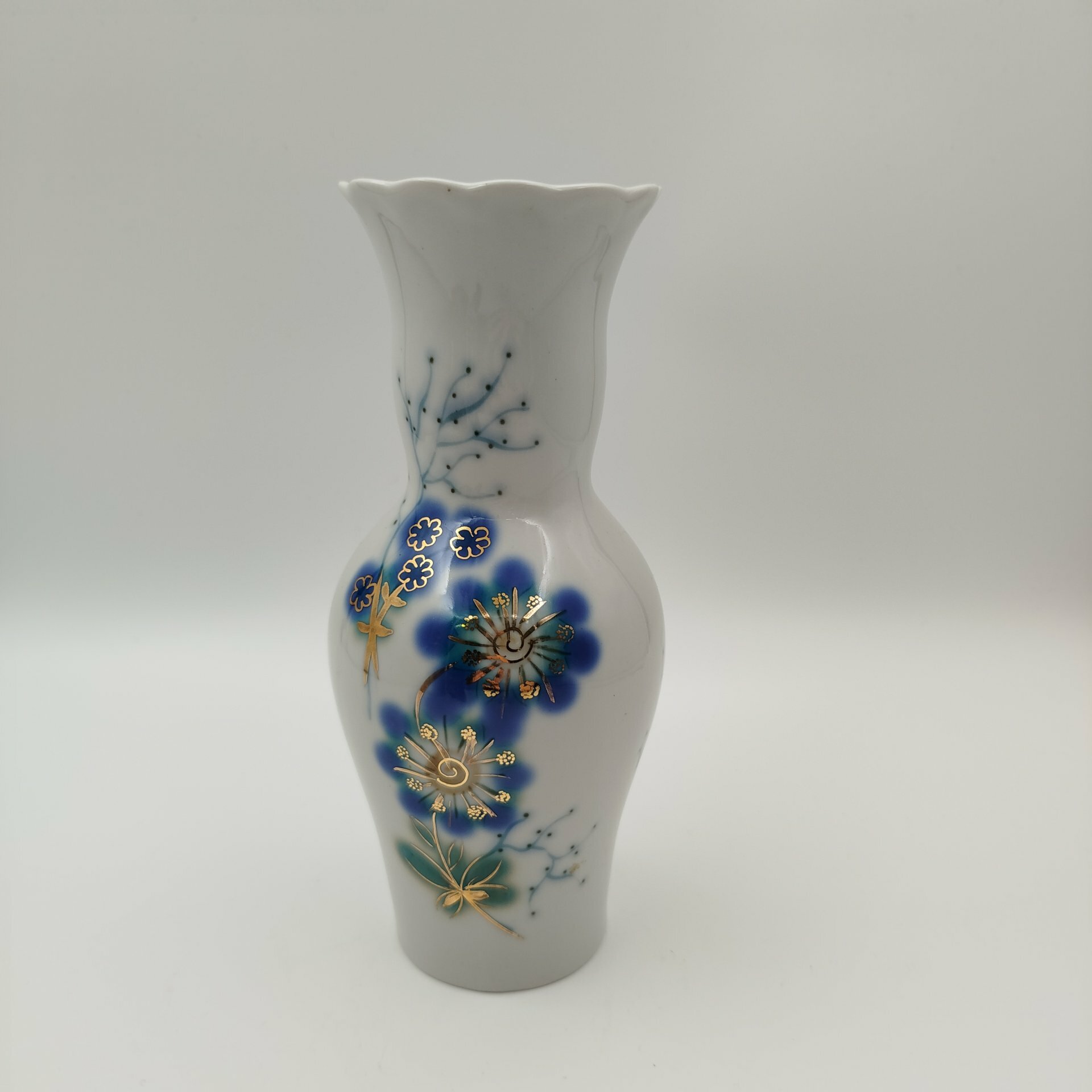 Ваза, украшенная цветочным декором, фарфор, роспись, золочение