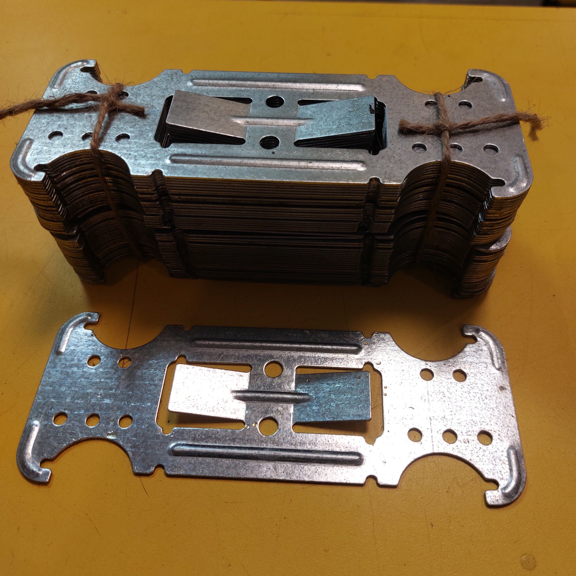 Соединитель для двухуровневого профиля албес, толщина металла 0,9 мм(50штук)