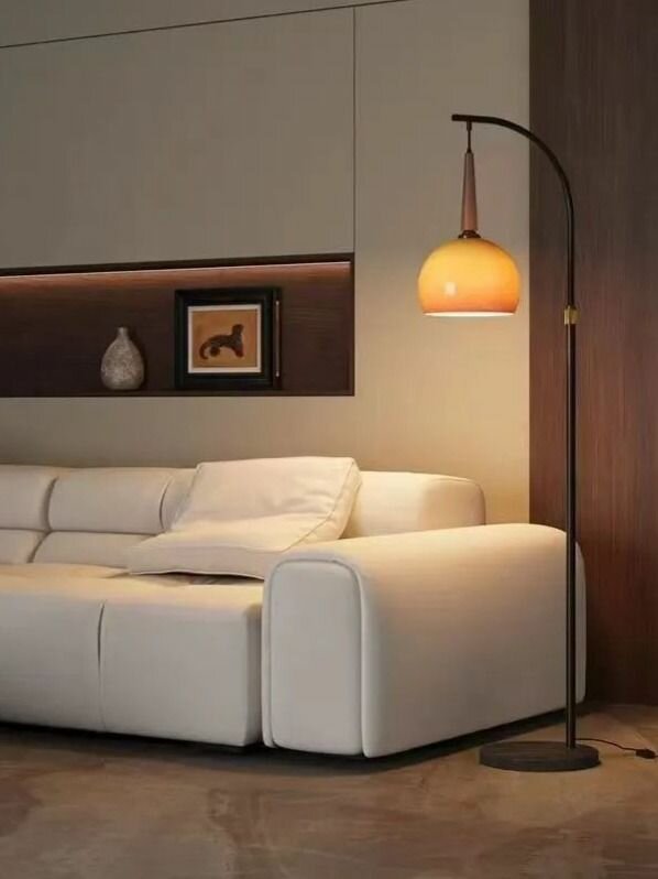 Стеклянный торшер в гостиной, диван рядом со спальней, декоративная лампа с сетчатым красным светом