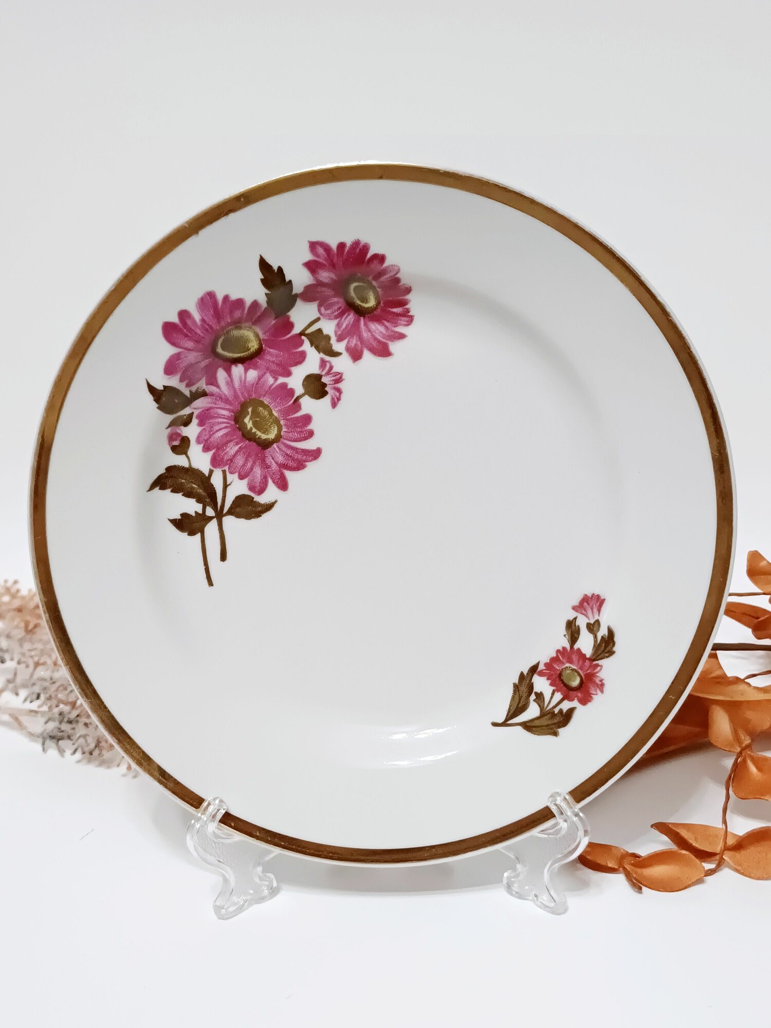 Тарелка плоская десертная с цветочным декором Пиретрум винтажная, фарфор, рельеф, деколь, золочение, Дулево СССР