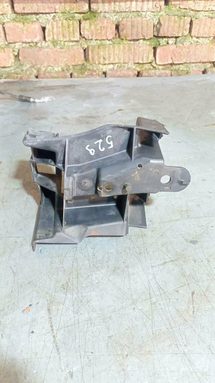 Кронштейн воздушного фильтра Dodge Caravan 4 (2000 - 2007) 04868278AC