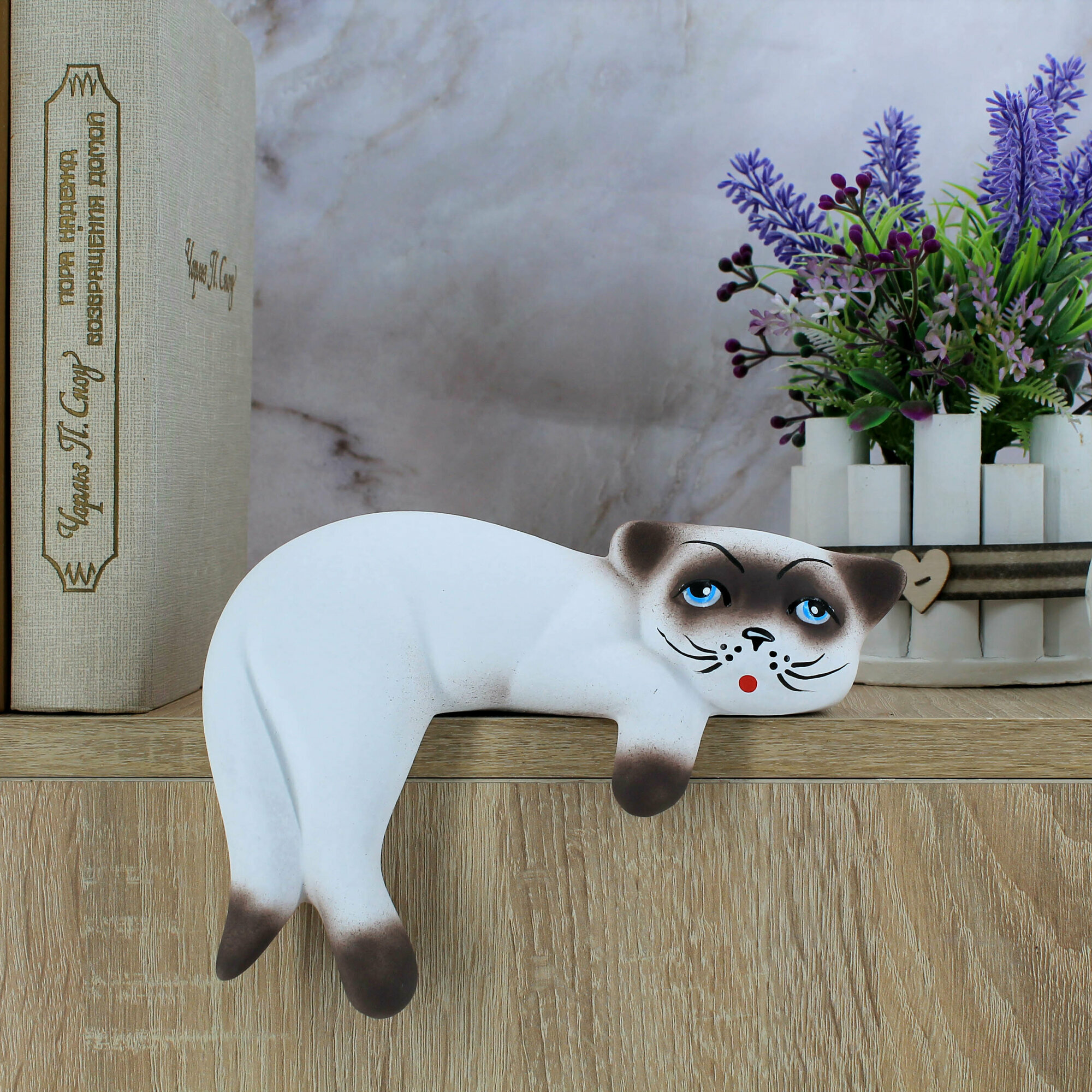 Интерьерная , свисающая статуэтка Кот Сеня , 18 см , керамика , ручная роспись , цвет белый с коричневым подпалом